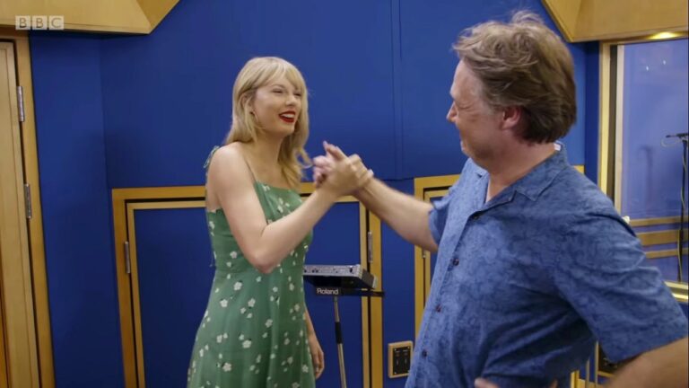 Shaun Dooley Covers Taylor Swift, Gets Shook When She Turns Up To His ...